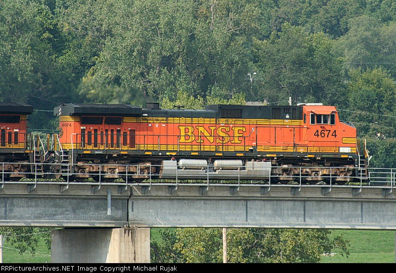 BNSF 4674